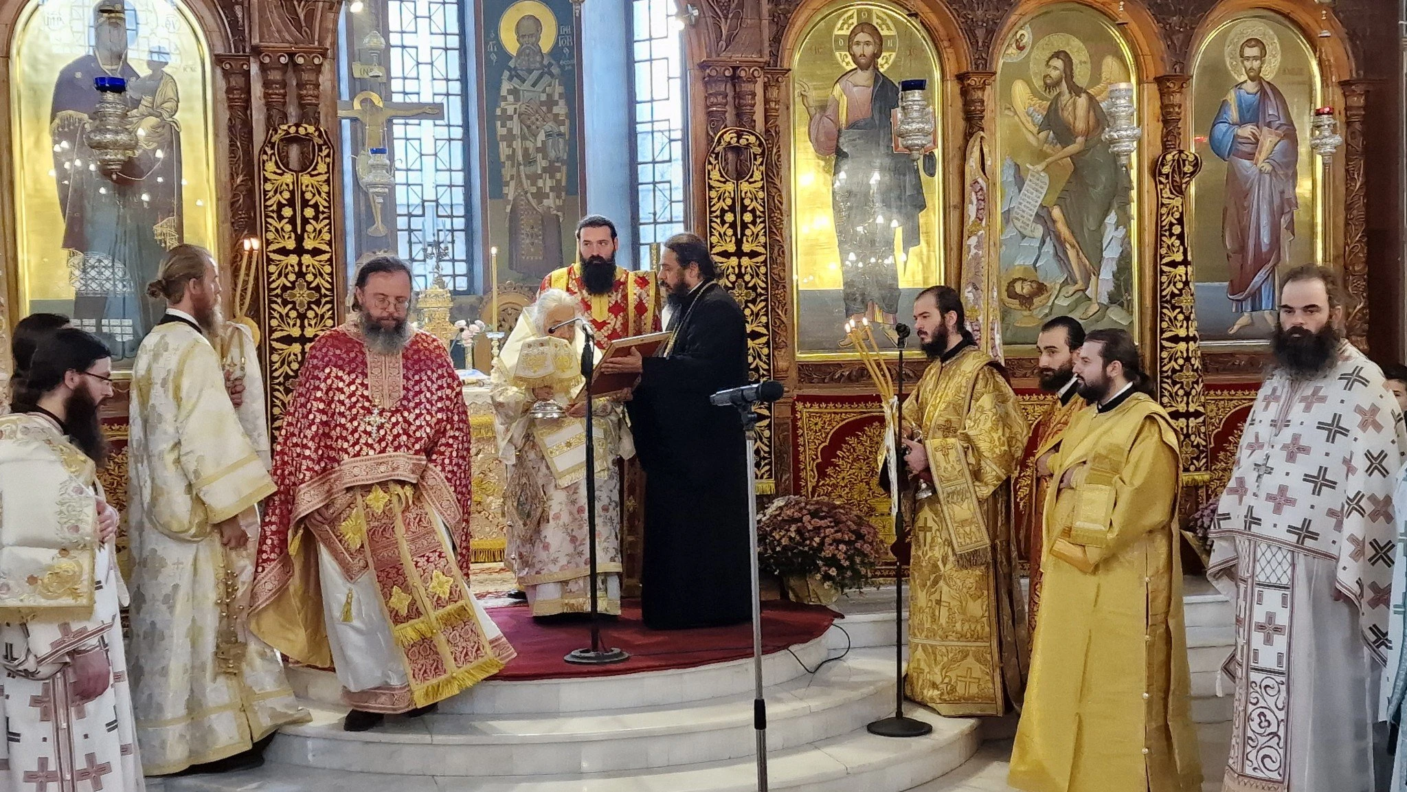 Λαμπρότητα και πλήθος πιστών στην εορτή του Μητροπολίτη Ιωήλ
