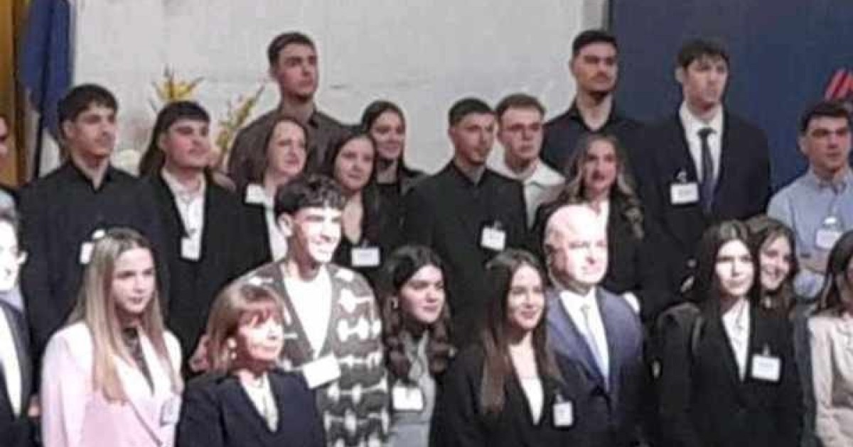 Η Ιωάννα από το 1ο ΕΠΑΛ Γιαννιτσών: Μια Μαθήτρια που Έλαμψε ανάμεσα ...