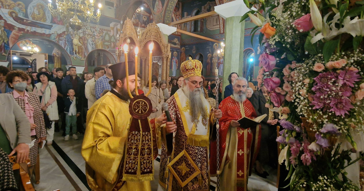 Ο Θεοφιλέστατος Επίσκοπος Αλμωπίας Στέφανος έψαλε τα Εγκώμια του ...