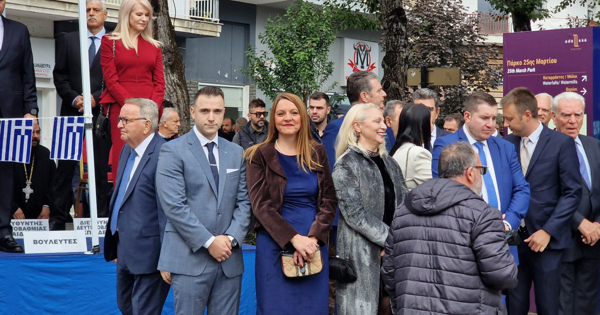 Η Εύα Παπατούση με χαμόγελο και θετική ενέργεια στην παρέλαση της ...