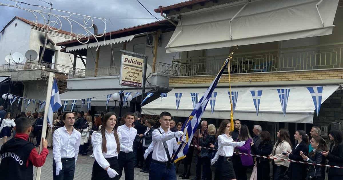 Η Άρνισσα τίμησε την 28η Οκτωβρίου — Παρών οι Αντιδήμαρχοι Μένη Μπόγια ...
