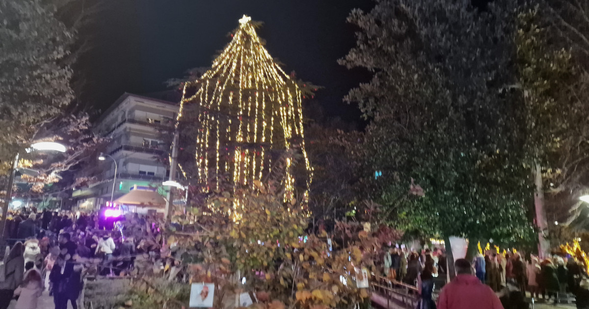 Η Έδεσσα φόρεσε τα γιορτινά της – Άναψε το φυσικό, υπέροχο ...