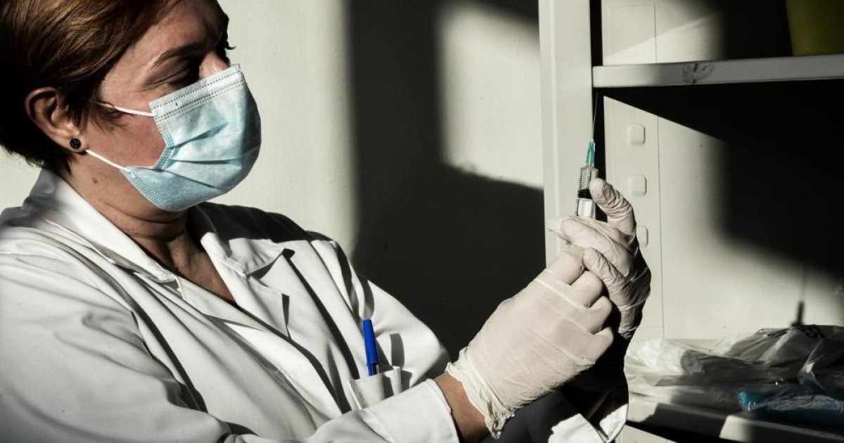 Νέα εμβόλια για όλες τις «Ομικρον»: Πότε ξεκινούν και ποιους αφορά