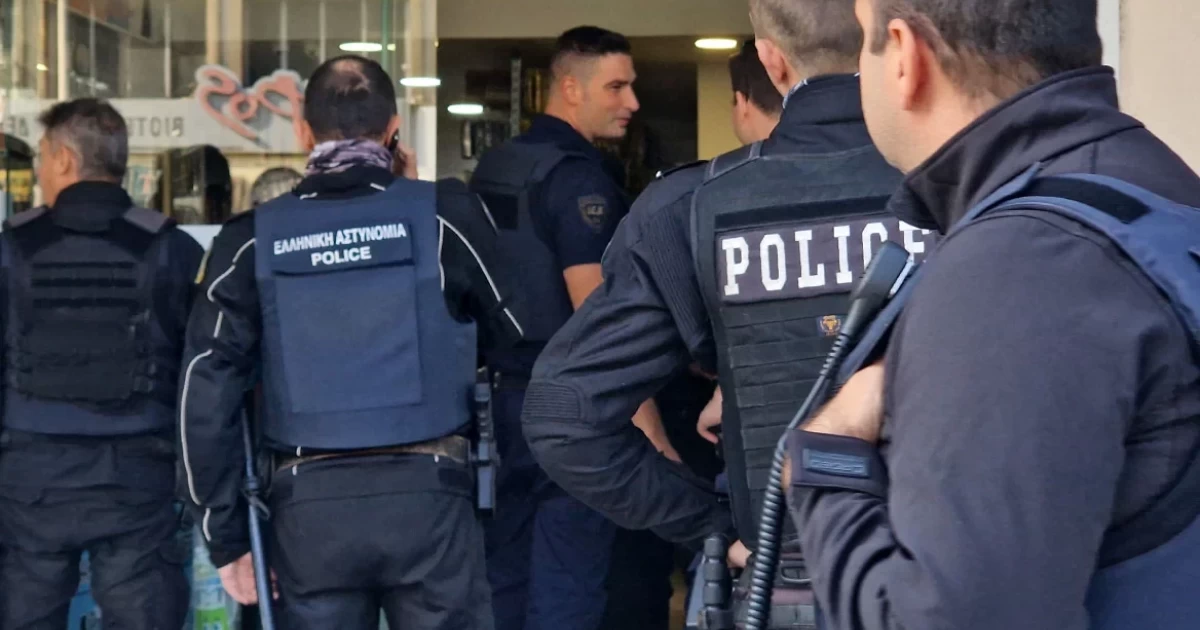 Θεσσαλονίκη: Μπούκαραν με μαχαίρι στο κατάστημα, έκλεισαν τα στόρια και ...