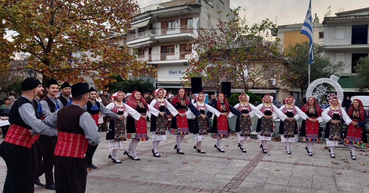 Παραδοσιακοί χοροί στην πλατεία της Αριδαίας