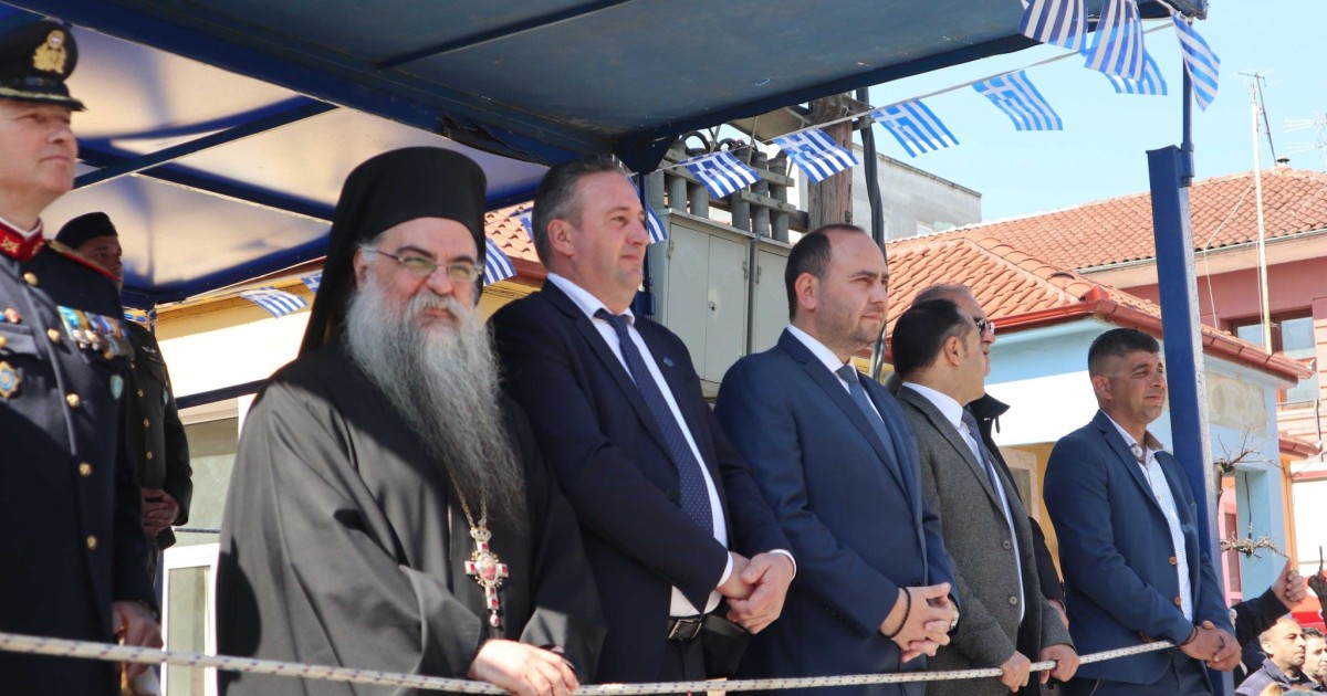Παρακολούθησε την παρέλαση ο πατήρ Στέφανος