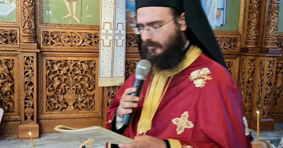 Ο πατήρ Νίκανδρος ψάλλει στην Αγία Κυριακή