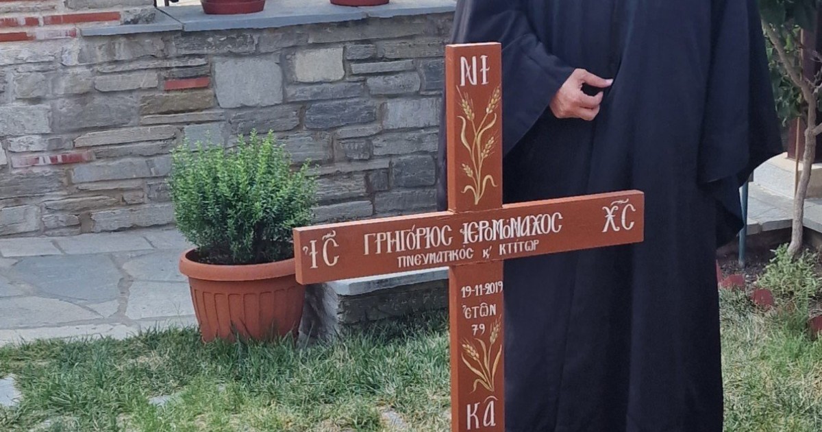 Στον τάφο του Γέροντα Γρηγορίου ο πατήρ Παντελεήμων