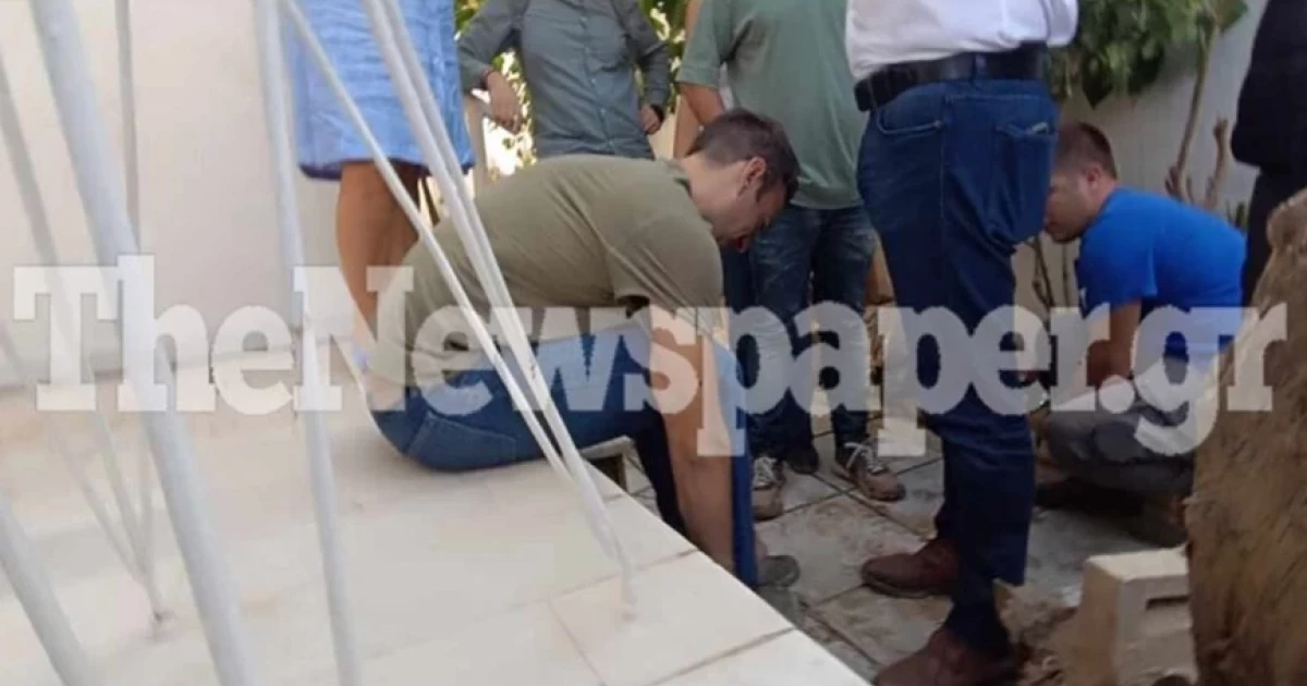 Ο Στέφανος Κασσελάκης έβγαλε τα παπούτσια του για να μπει σε ...