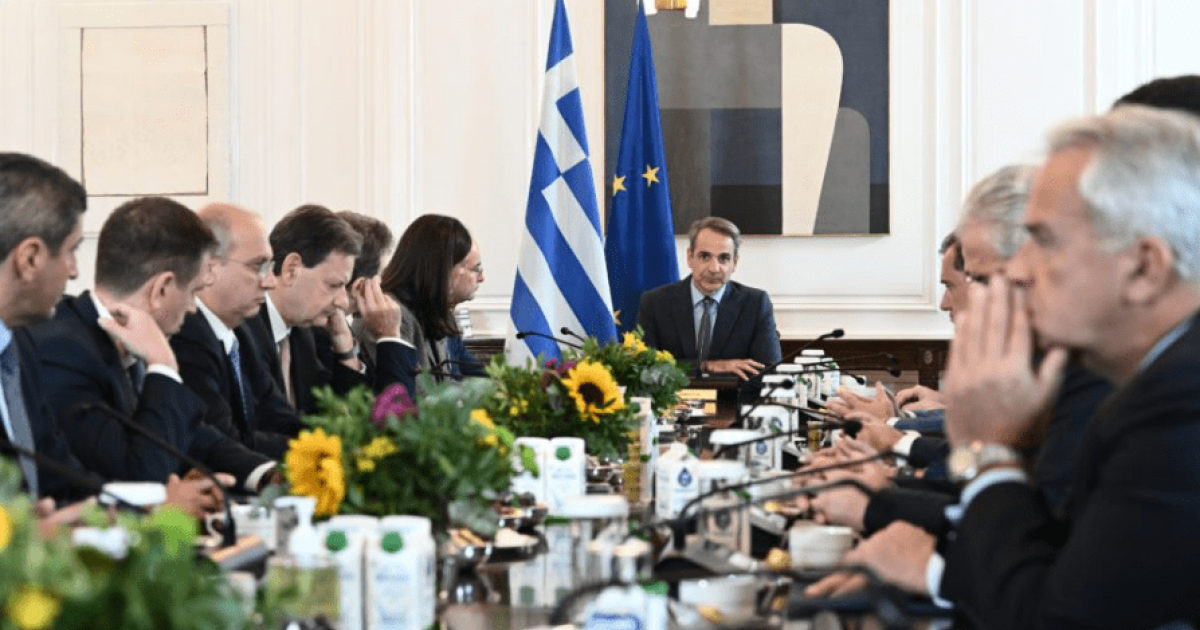 Η Θοδώρα Τζάκρη στο "Documento" για "ξέπλυμα" και Γάζα