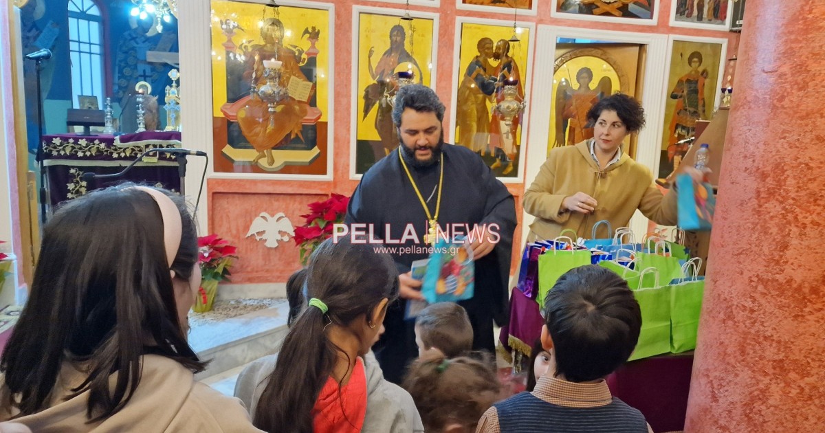 Μοίρασε δώρα και χαρά ο πατέρας Αντώνιος