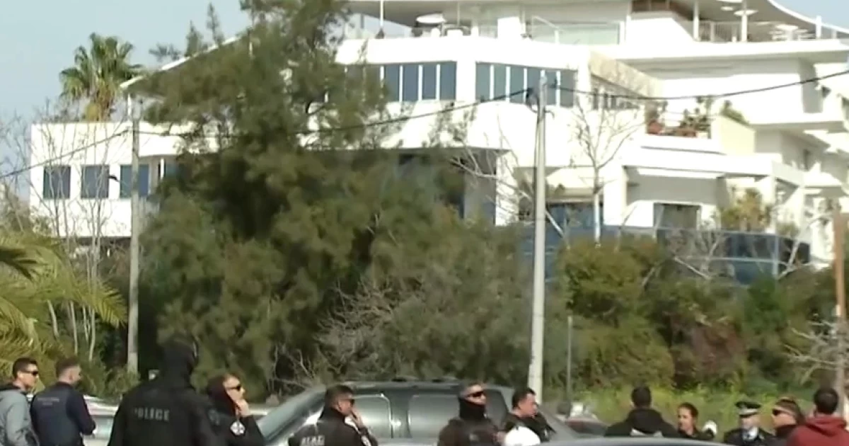 Πυρά σε ναυτιλιακή στη Γλυφάδα με νεκρό και τραυματίες – Ταμπουρωμένος ...