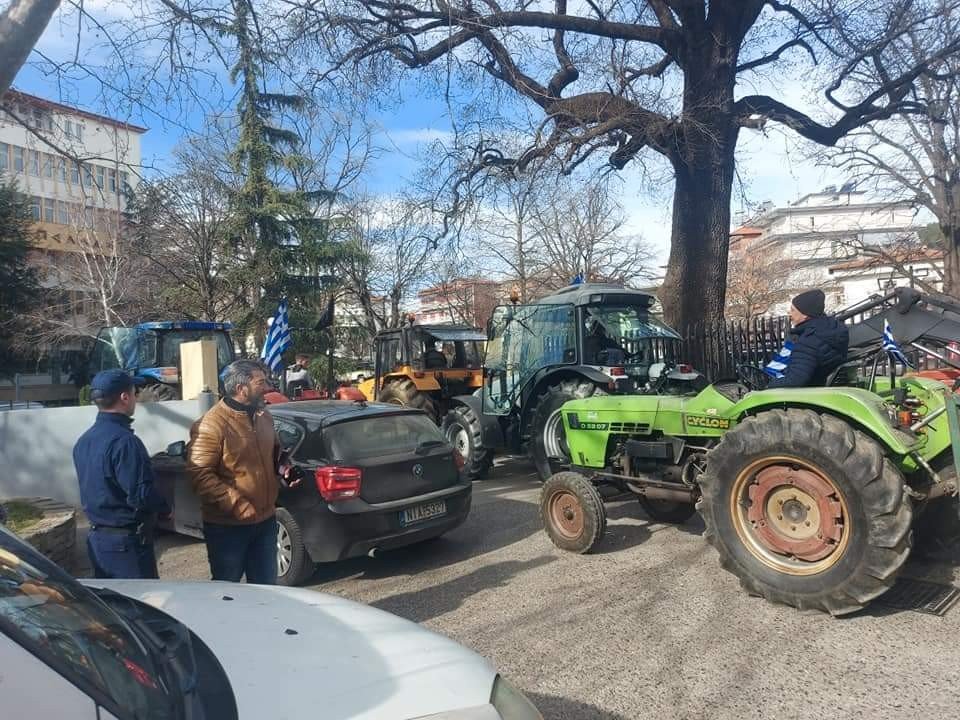 Νομαρχία: Δυναμική παρουσία από αγρότες της Αλμωπίας